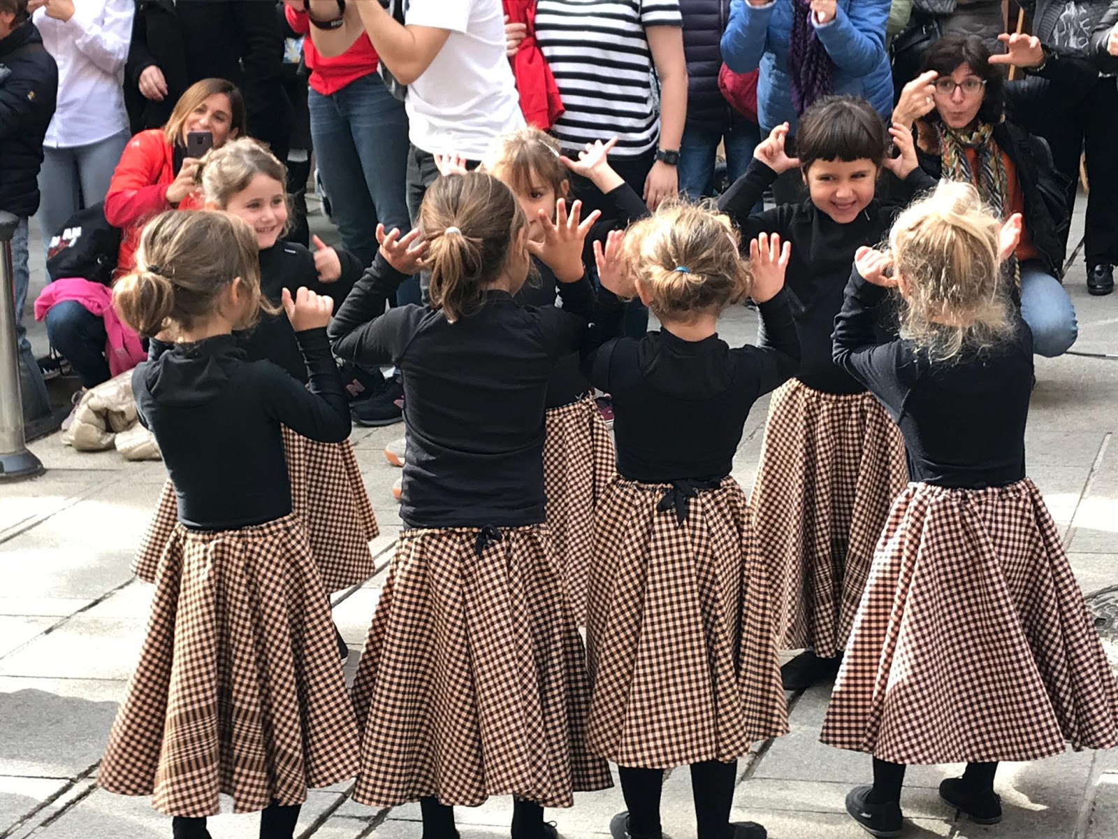 Esbart Dansaire de Vacarisses: Avui els grups de Picarols i Esclops ...
