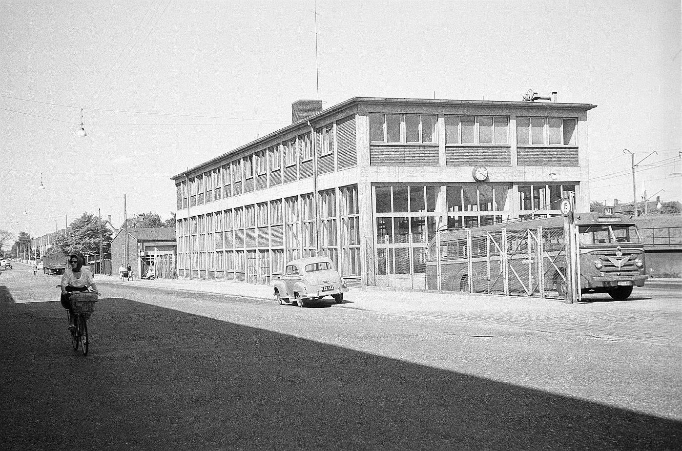 Valby og København, før og nu: De røde DSB busser ved Valby Station ...