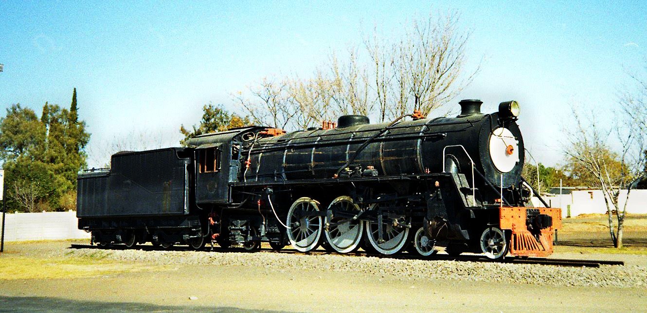 old STEAM LOCOMOTIVES in South Africa: Theunissen, Town, SAR Class 16DA ...