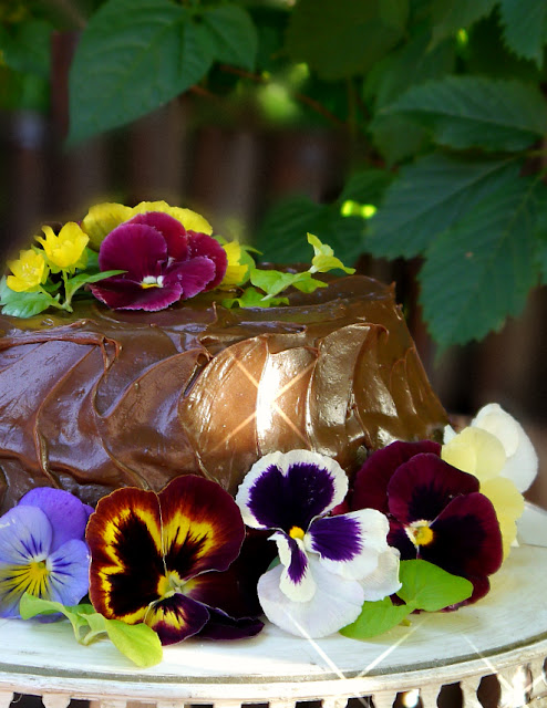 Suzy Homefaker: No Egg Chocolate Cake {Hundred Dollar Cake}