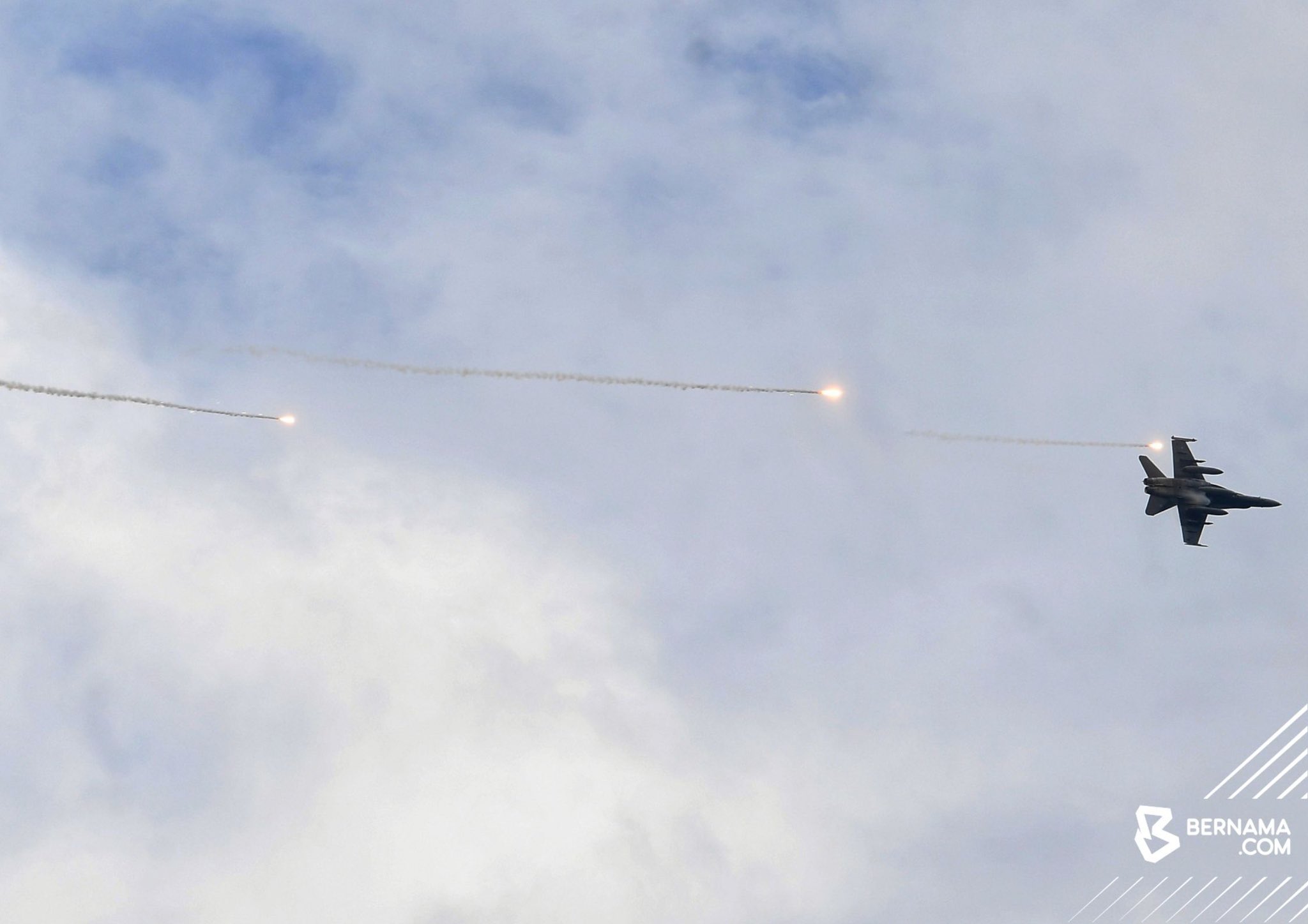 Pesawat tempur milik Tentera Udara Diraja Malaysia (TUDM) melakukan ...