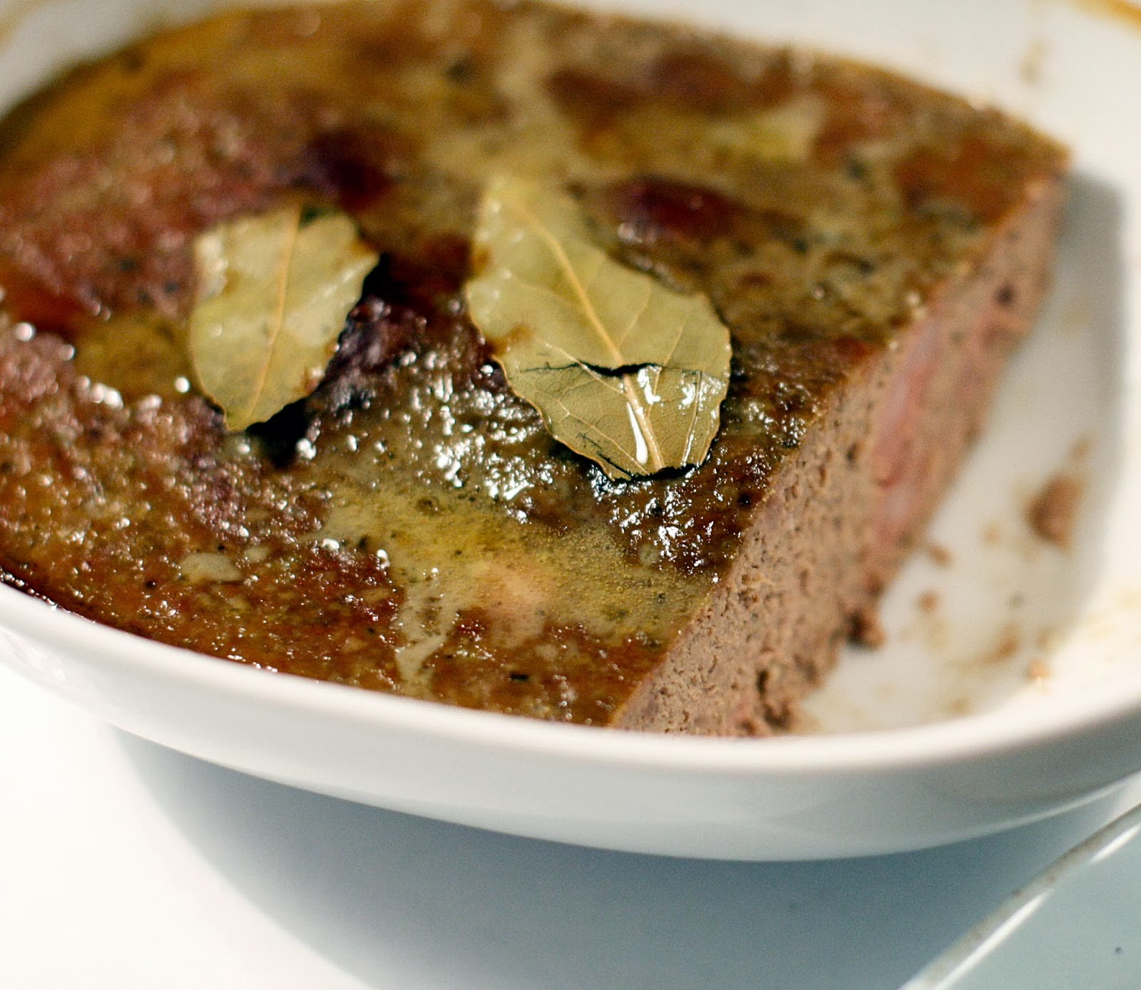 Ovnsbakt leverpostei med laurbærbladpynt – Grys kjøkkenskriverier