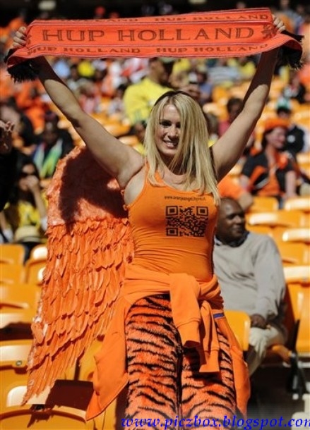 Beautiful ,Hottest & Cute Football Fans | PiczBox