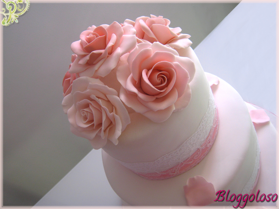 Bloggoloso: Torta nuziale con rose e pizzi per Carola