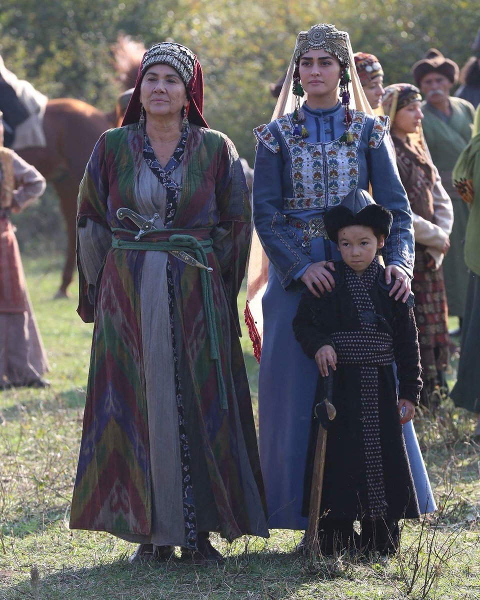 Esra Bilgiç "Halime Sultan" in Diriliş Ertuğrul HD Wallpapers