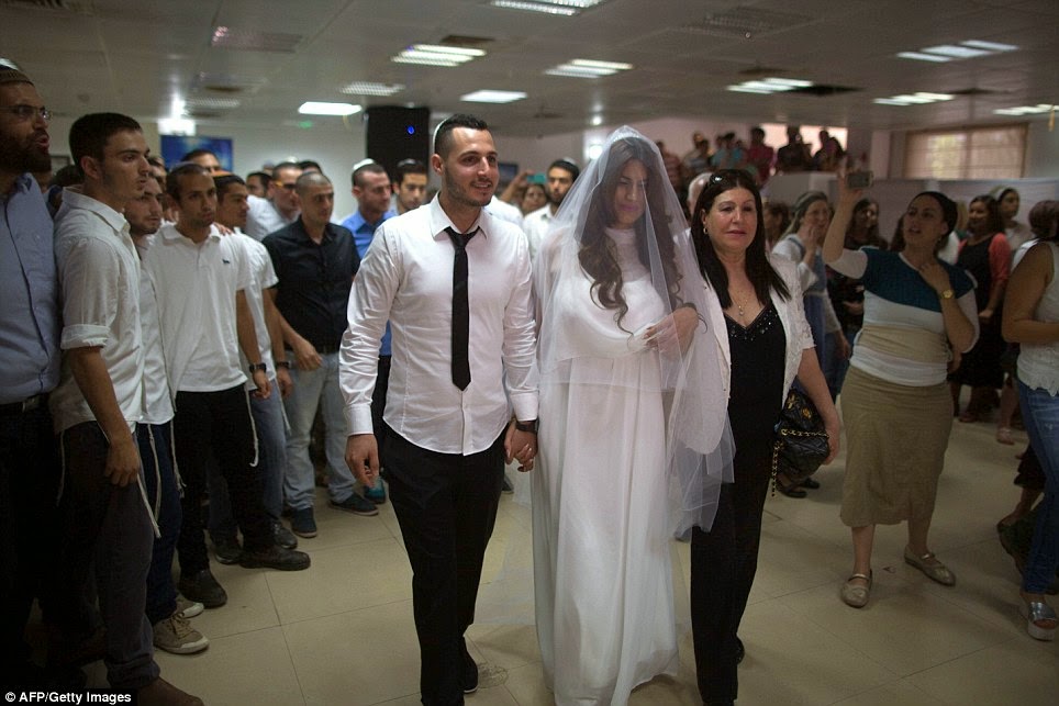 ISRAELI COUPLE HOLD WEDDING CEREMONY IN BOMB SHELTER IN SOUTHERN TOWN ...