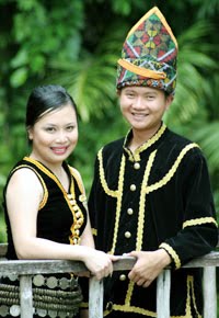 Pakaian-Pakaian tradisi kaum Kadazandusun pada Hari Pesta Keamatan