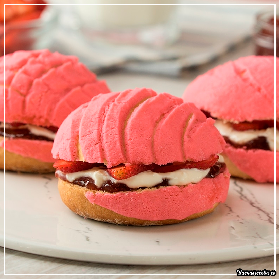 Concha rellena de nata y fresa