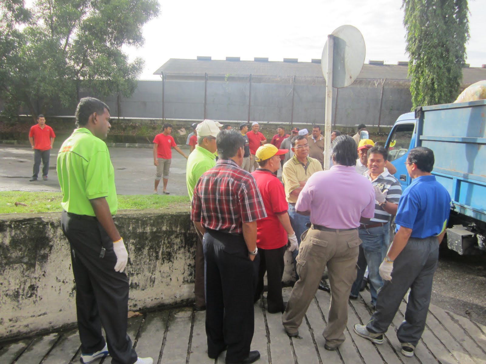 KHIDMAT MERU: GOTONG ROYONG DI PASAR BESAR KLANG
