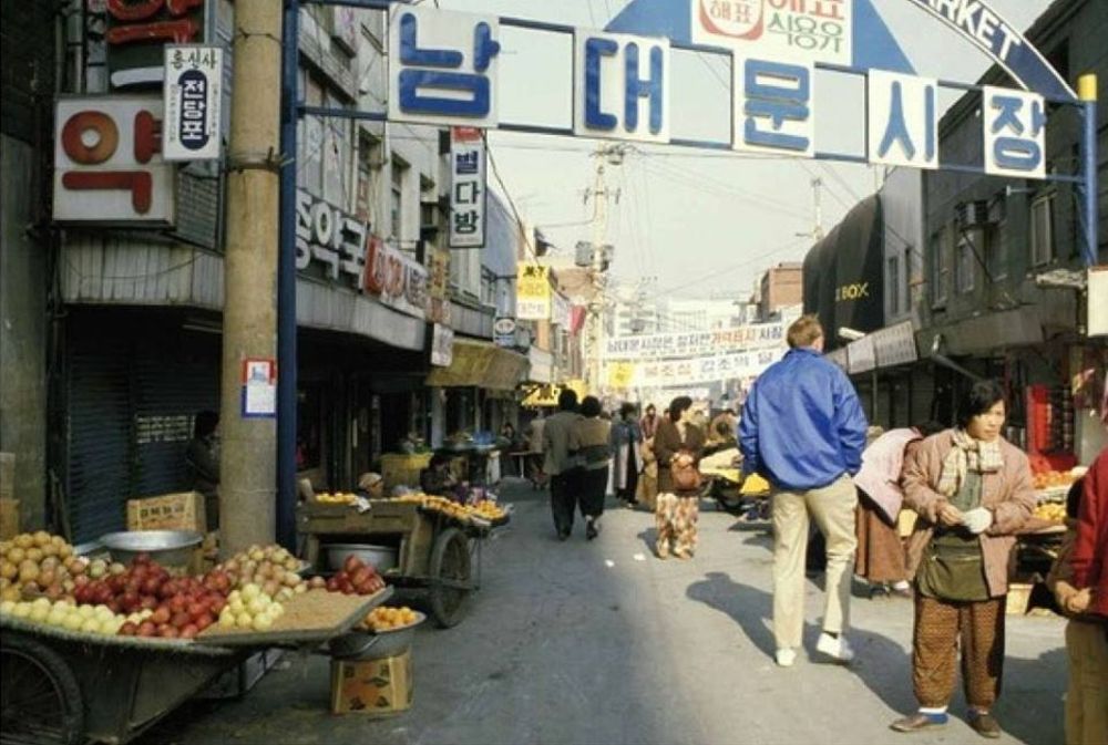 50 Candid Photographs That Capture Street Scenes of South Korea From ...