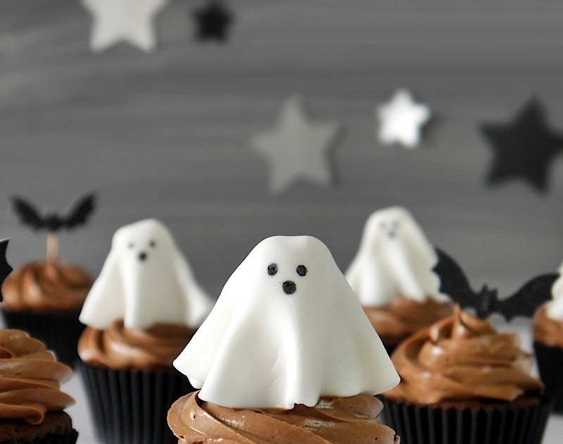 Halloween Chocolate Cupcakes with Fondant Ghost Toppers - Party Ideas ...