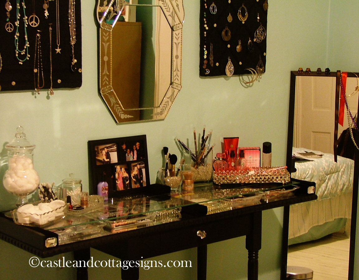 CastleAndCottageSigns: my DIY make up table