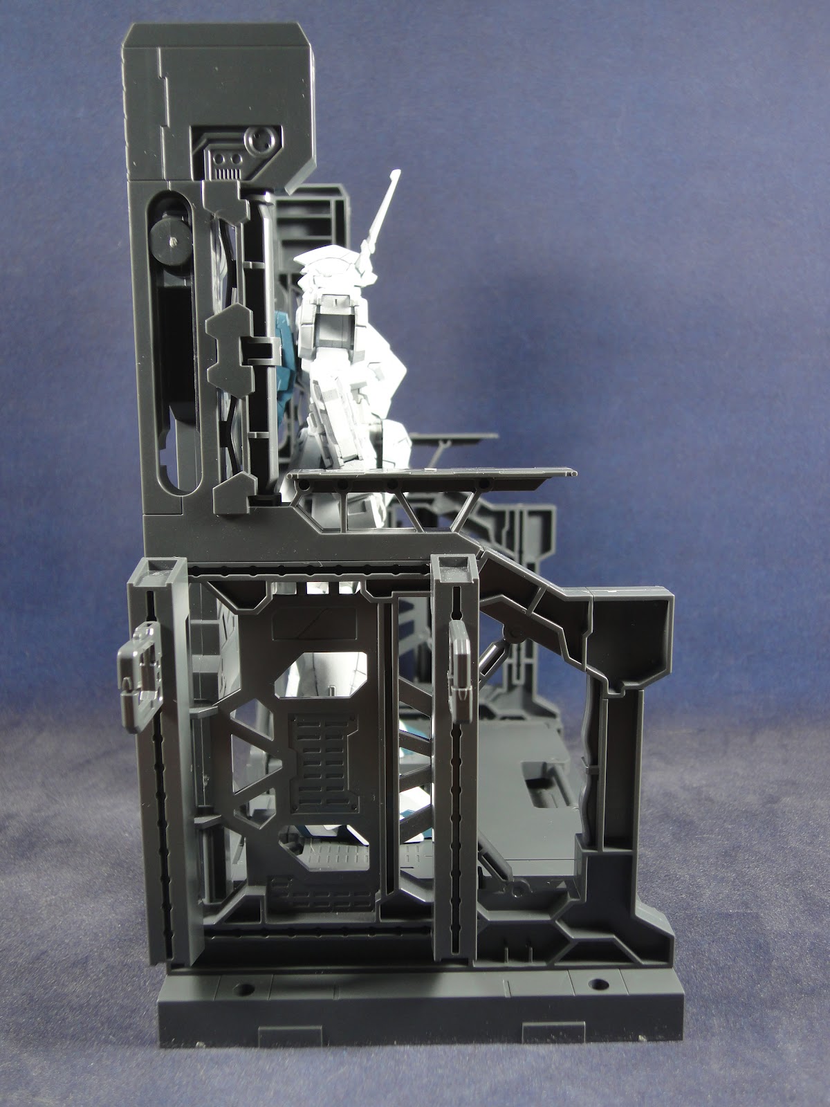 GunplaNovice: Builders Parts Gunpla System Base 001 by Bandai (Review)