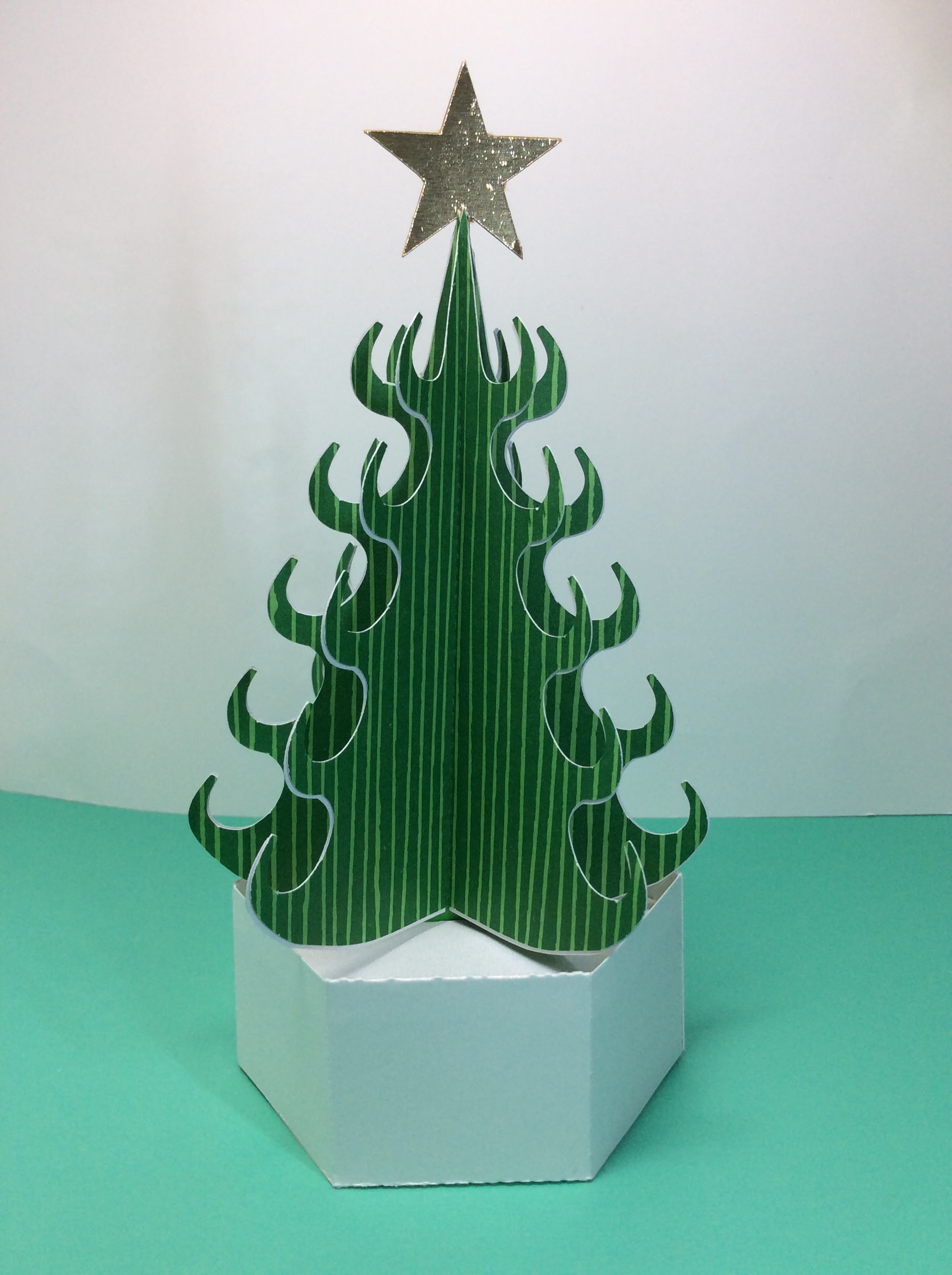 Papercrafts and other fun things: A Christmas Tree Pop-Up With Ornaments