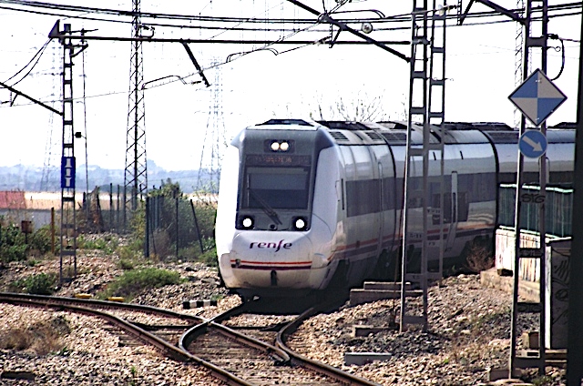 Trenes y tiempos: Las tracciones térmica y eléctrica en RENFE (CXII ...