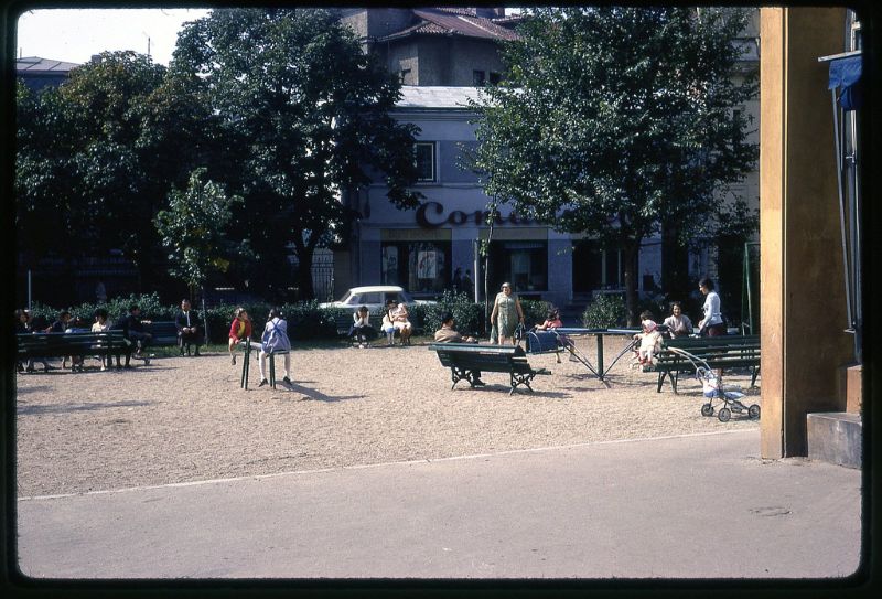 35 Color Pictures That Capture Street Scenes of Bucharest in the 1970s ...