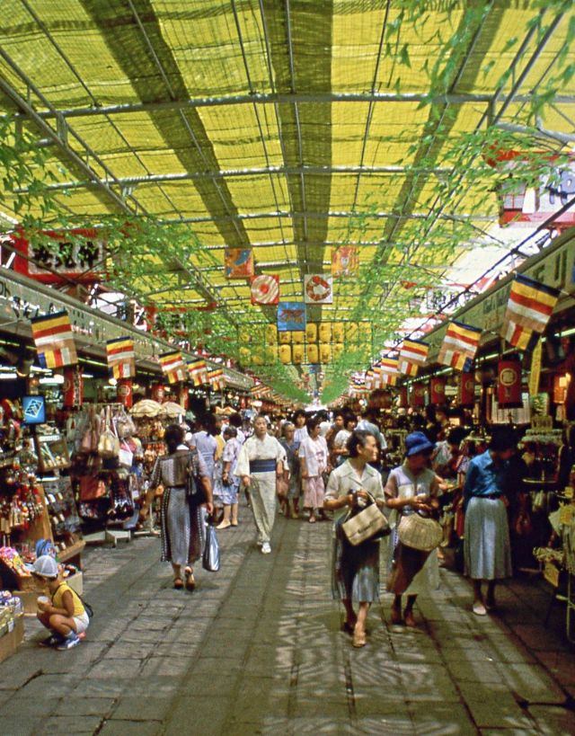 Fascinating Photos Capture Street Scenes of Tokyo in the Early 1980s ...