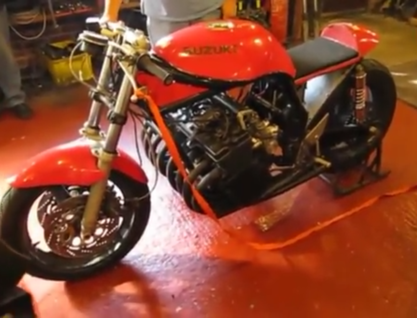 Cafe Racer : Suzuki 8 Silinder