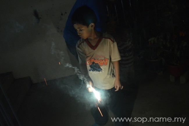 Kanak-kanak dan bunga api - SOP.NAME.MY