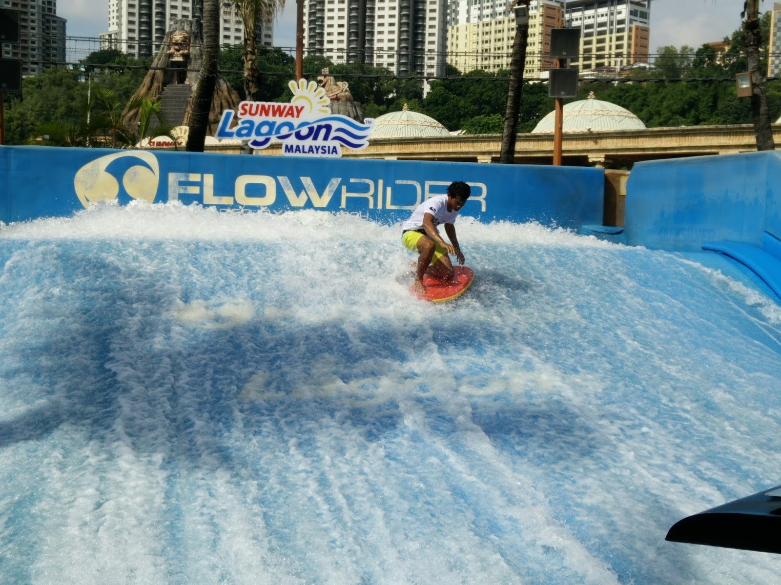 E-Wen Hooi: Bracing the Waves in Sytle on the Flow Rider @ Sunway Lagoon