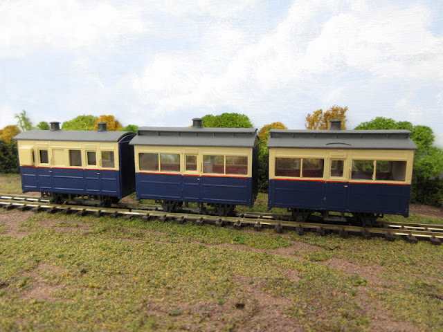 GRUMS NARROW GAUGE LINES: New 009 models/1: 4-wheeled coaches and baseboard