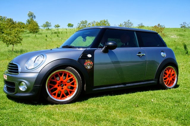 MINI Cooper Poison: Polished Red OEM R90 17x on R56 Dark Silver Justa
