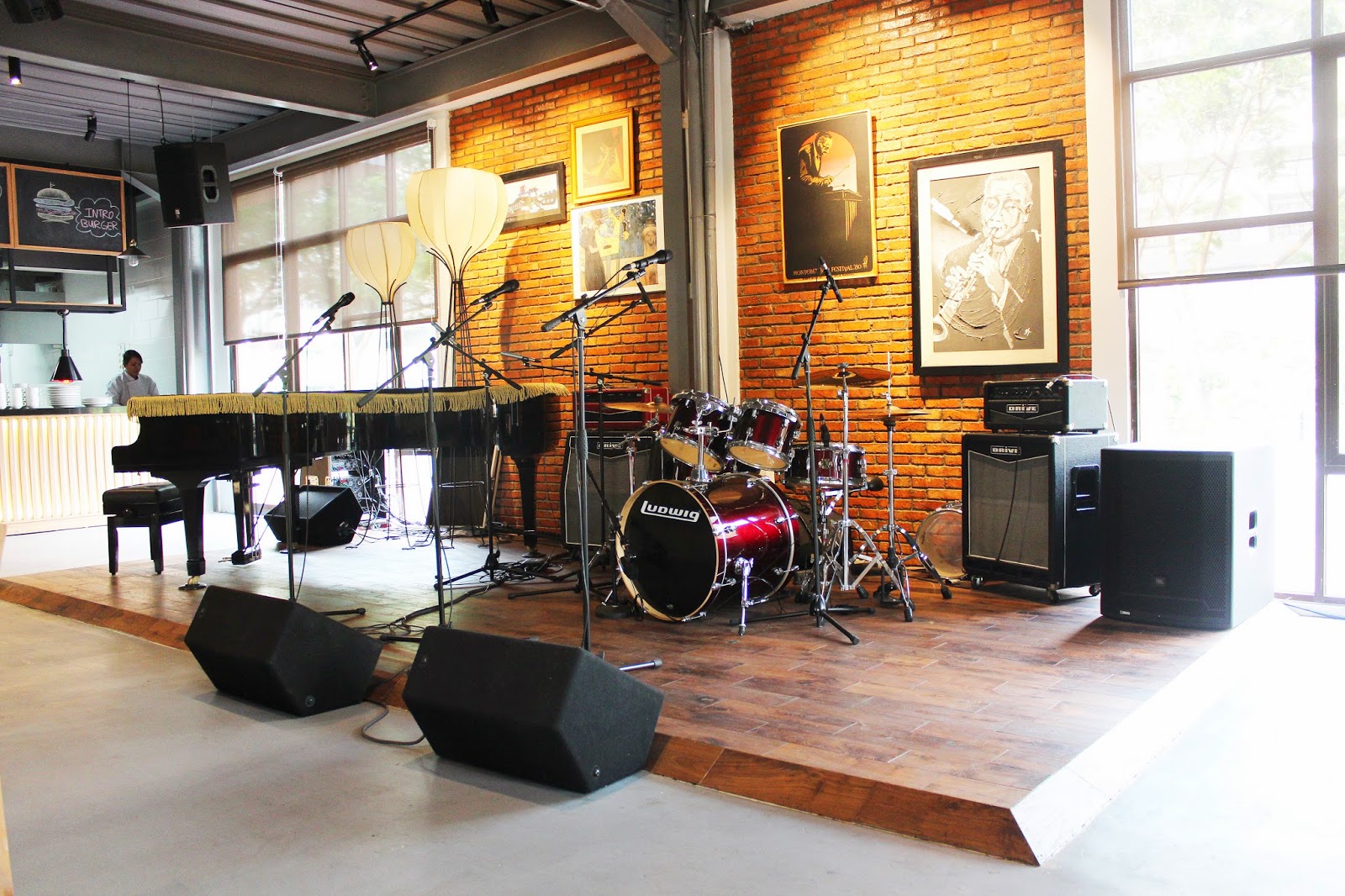 INTRO JAZZ BISTRO & CAFE