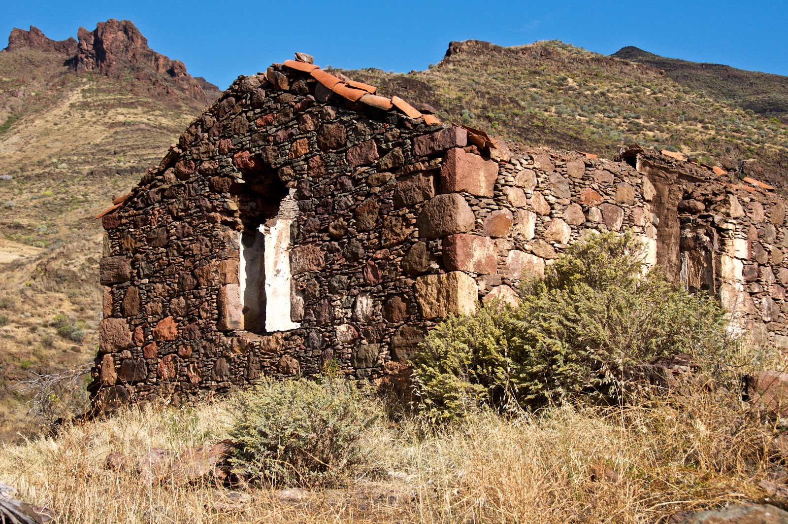 SENDEROS, CAMINOS Y VEREDAS: Veneguera por La Cogolla