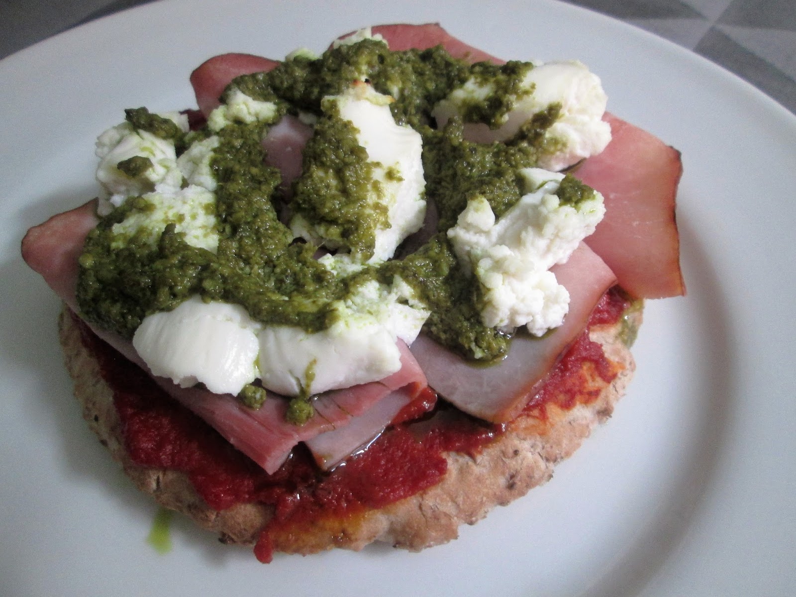 En verden af smag!: Pita-Pizza med Skinke, Ricotta og Pesto