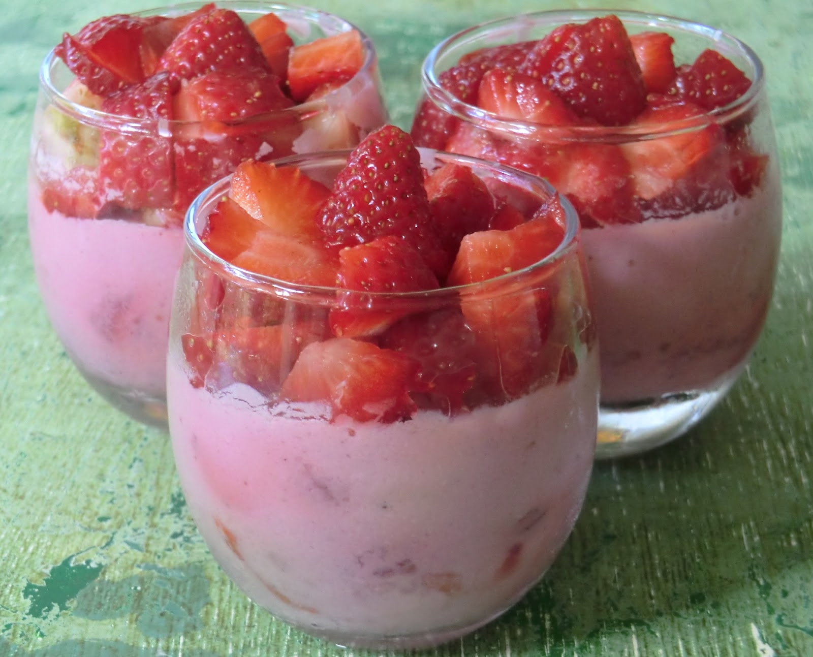 Verrine aux fraises et aux fruits rouges, aux fleurs d'hibiscus et au ...