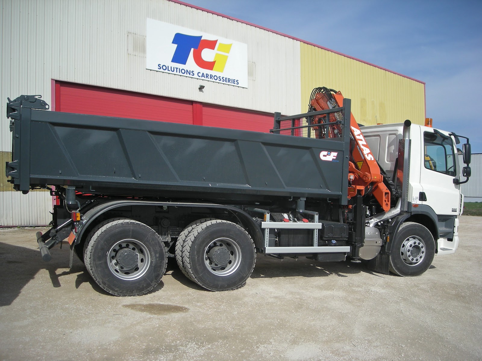TCI Solutions carrosseries: Grue ATLAS 165 et bibenne CIF Sur porteur 6 ...