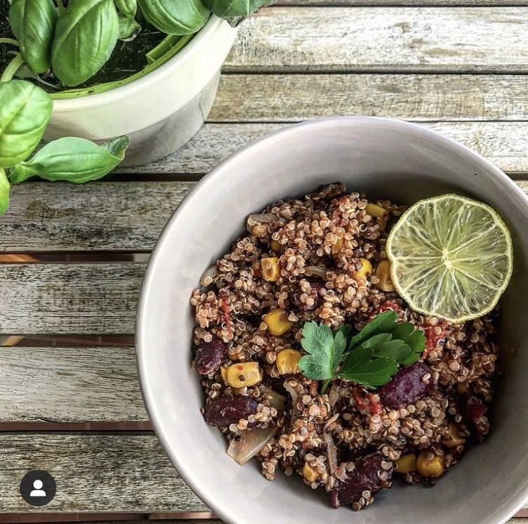 QUINOA À LA TOMATE, HARICOTS ROUGES & MAÏS