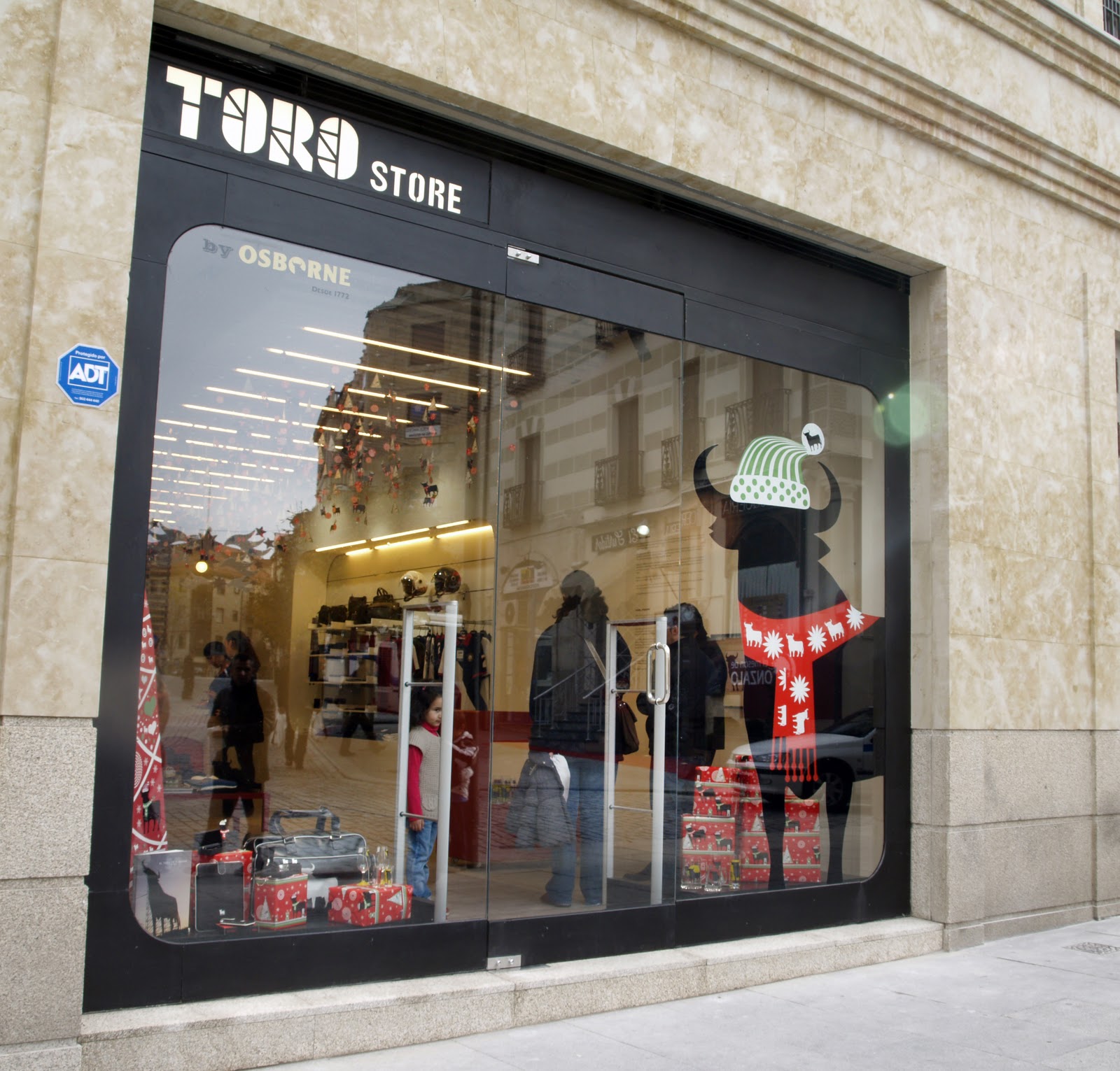 Sobre el albero: Toro Store abre sus puertas en Salamanca