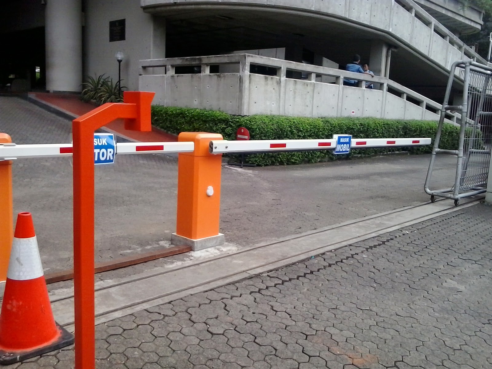 Sarana Sistem Mikro: Barrier Gate Palang Pintu Otomatis