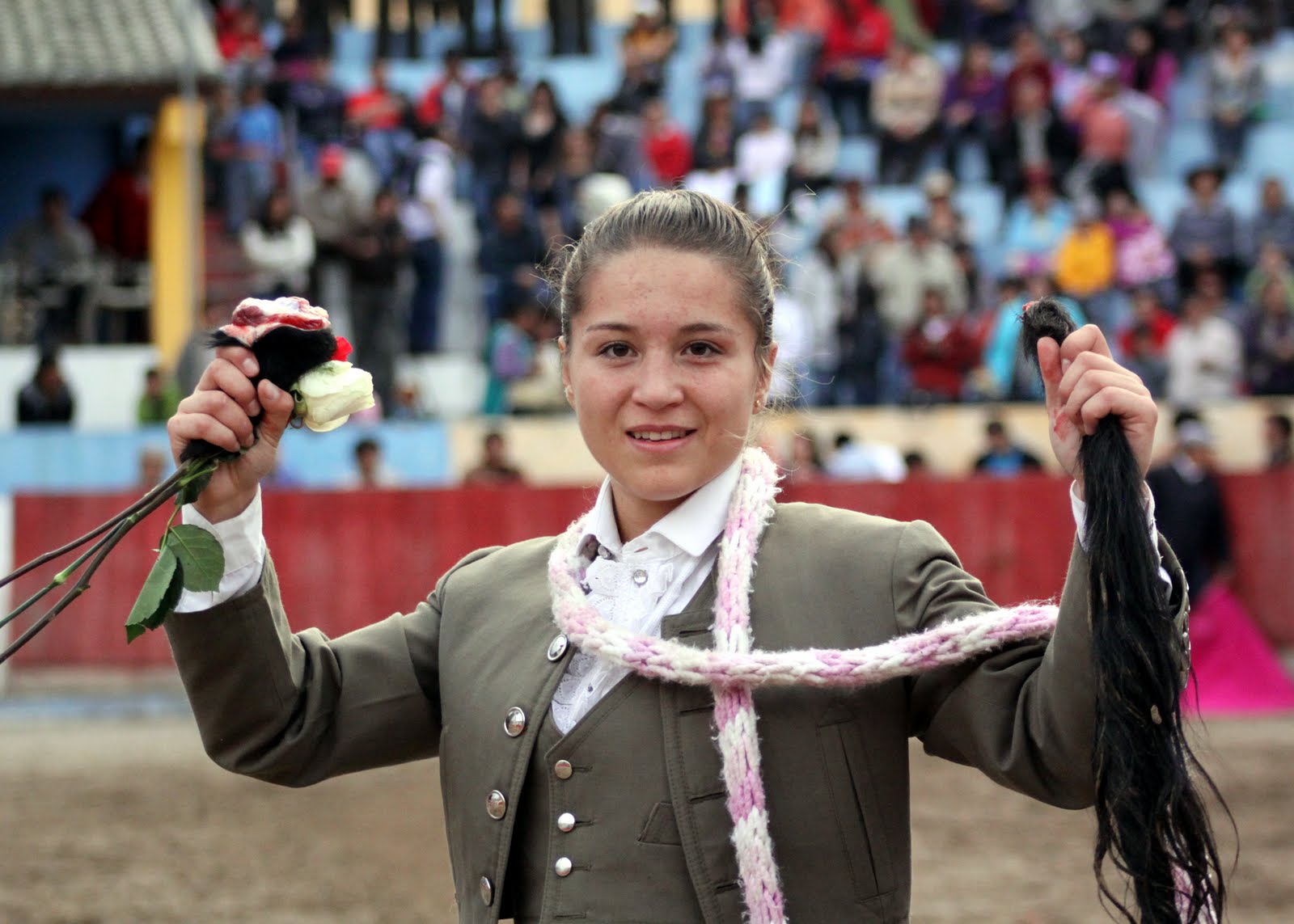 TORO PRENSA PERU: ROCIO MORELLI corto un rabo en ECUADOR