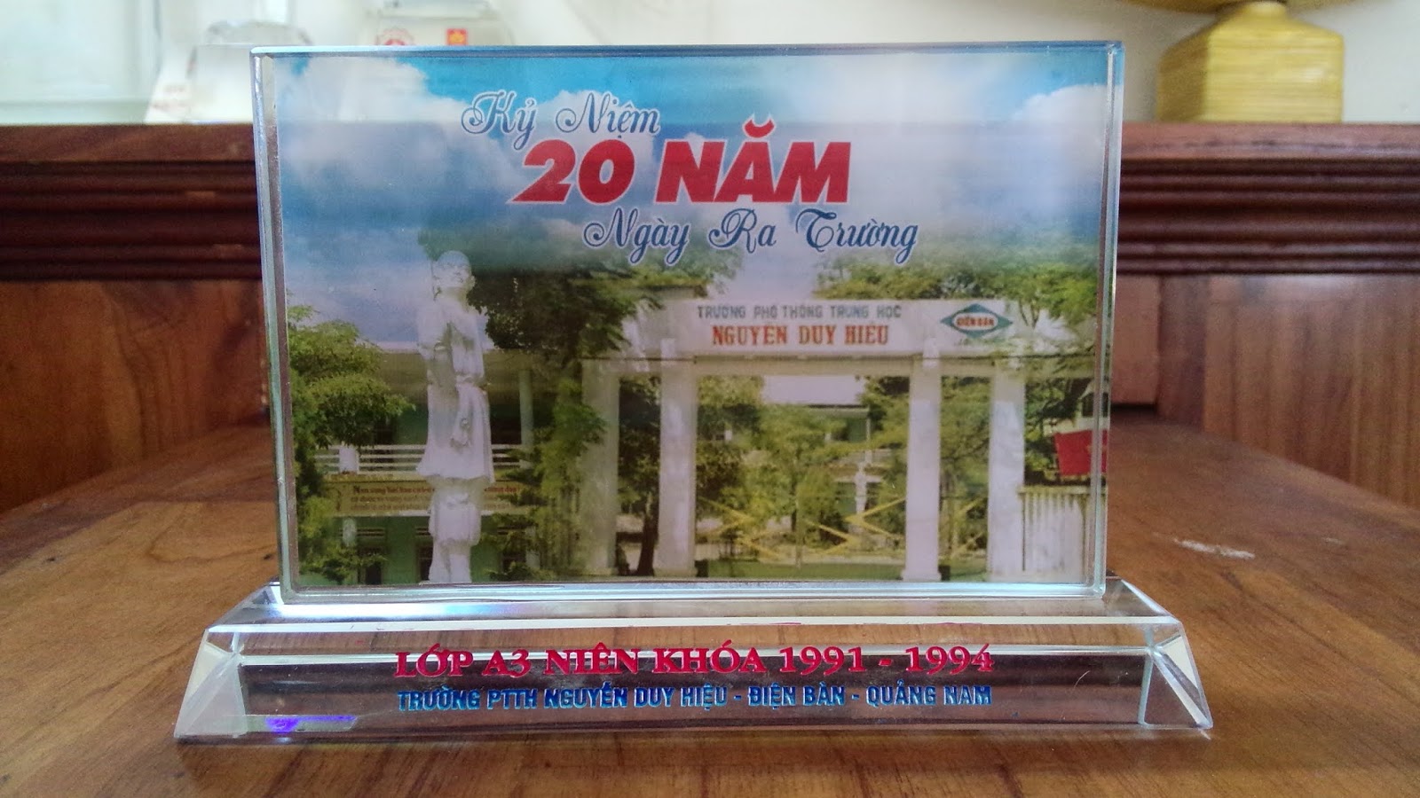 Thiết kế sản xuất biểu trưng pha lê đẹp giá rẻ ~ Cung Cấp Quà Tặng Đại Hội