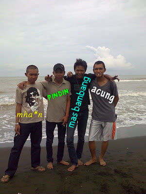 Berlibur dan menikmati pemandangan di pantai Sendang Sekucing, Kec ...