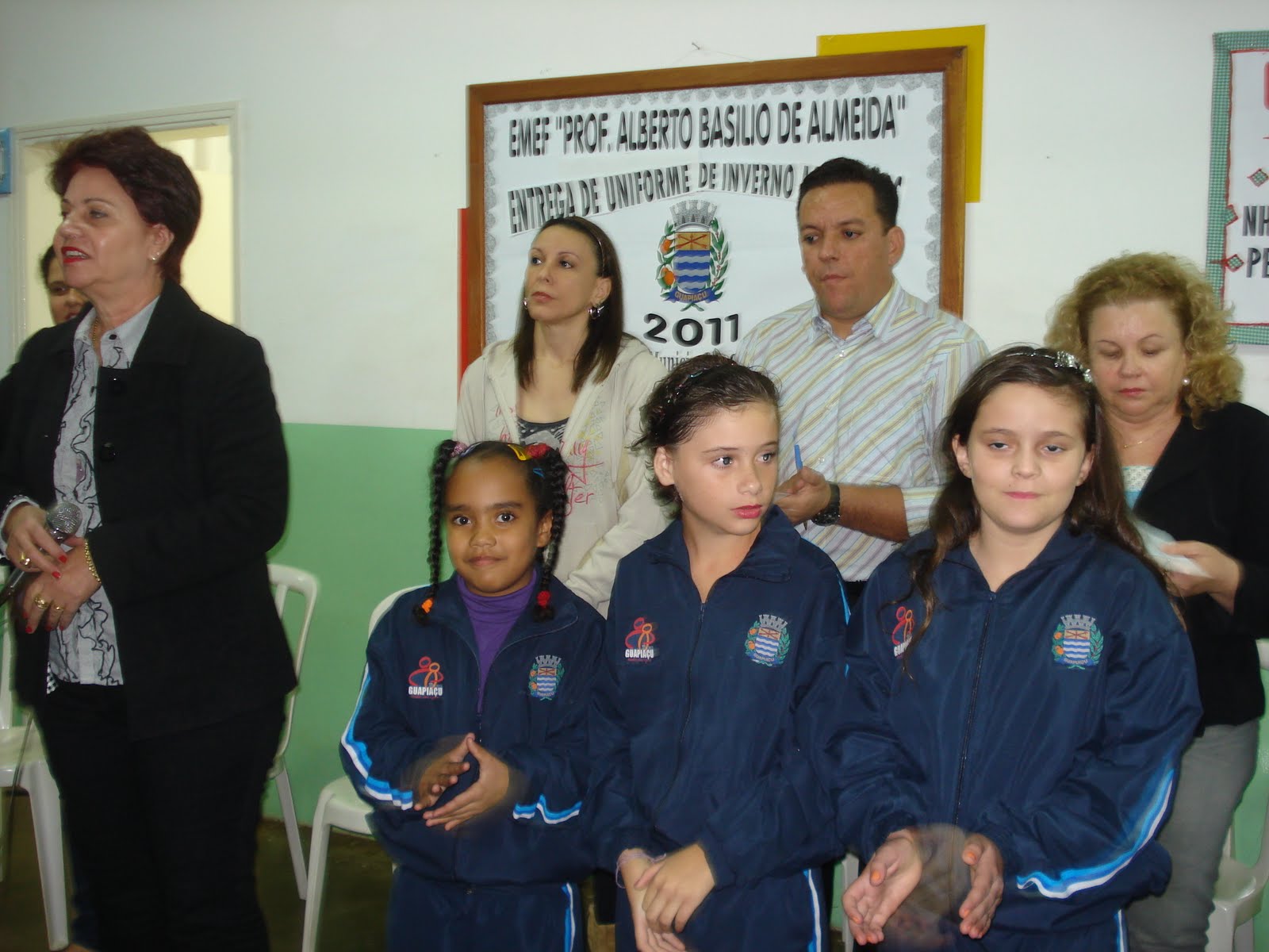 EMEF "PROF ALBERTO BASILIO DE ALMEIDA": 08-05-2011 ENTREGA DE UNIFORMES ...