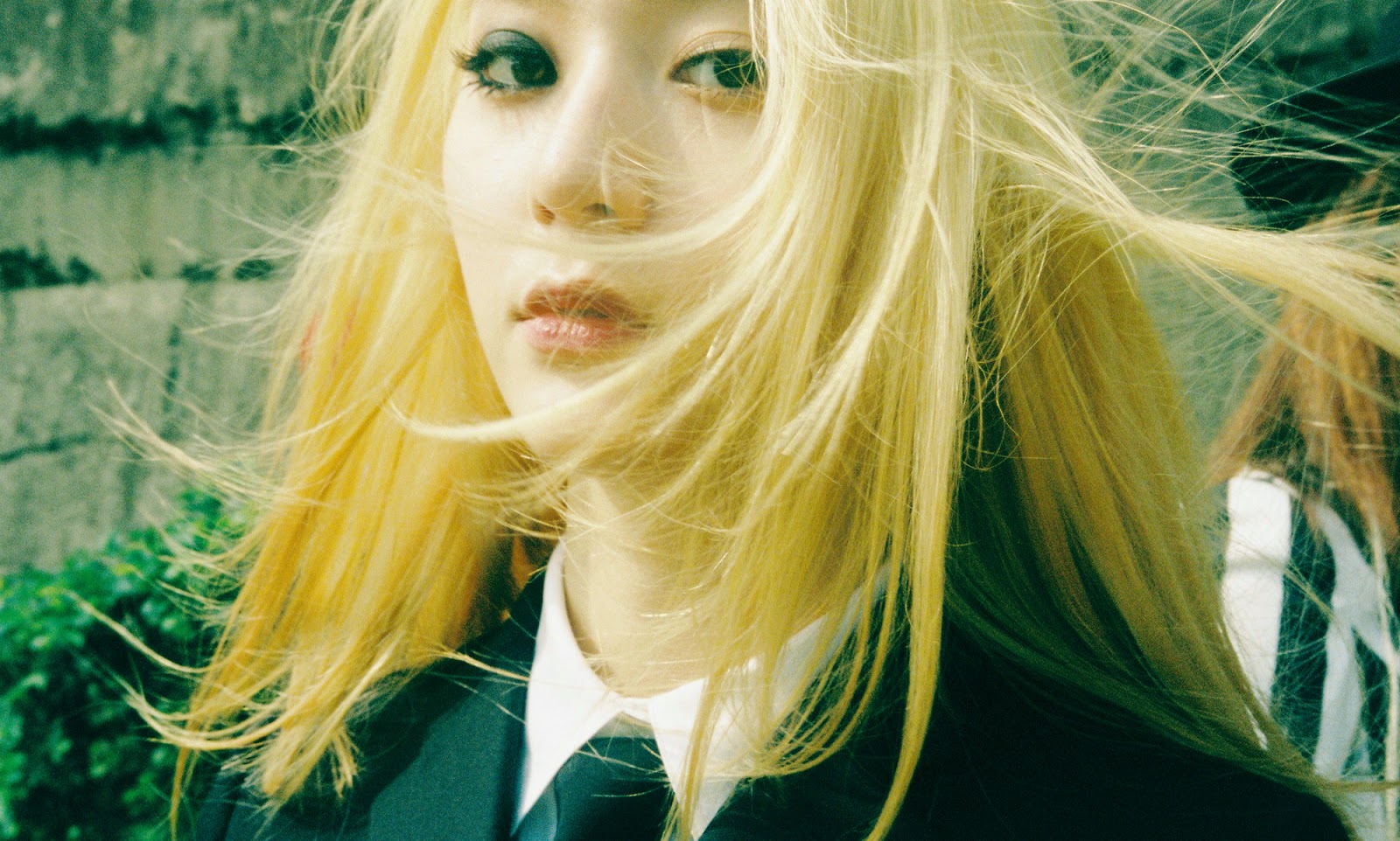 Krystal's teaser pictures for f(x)'s 'Red Light' album revealed ...