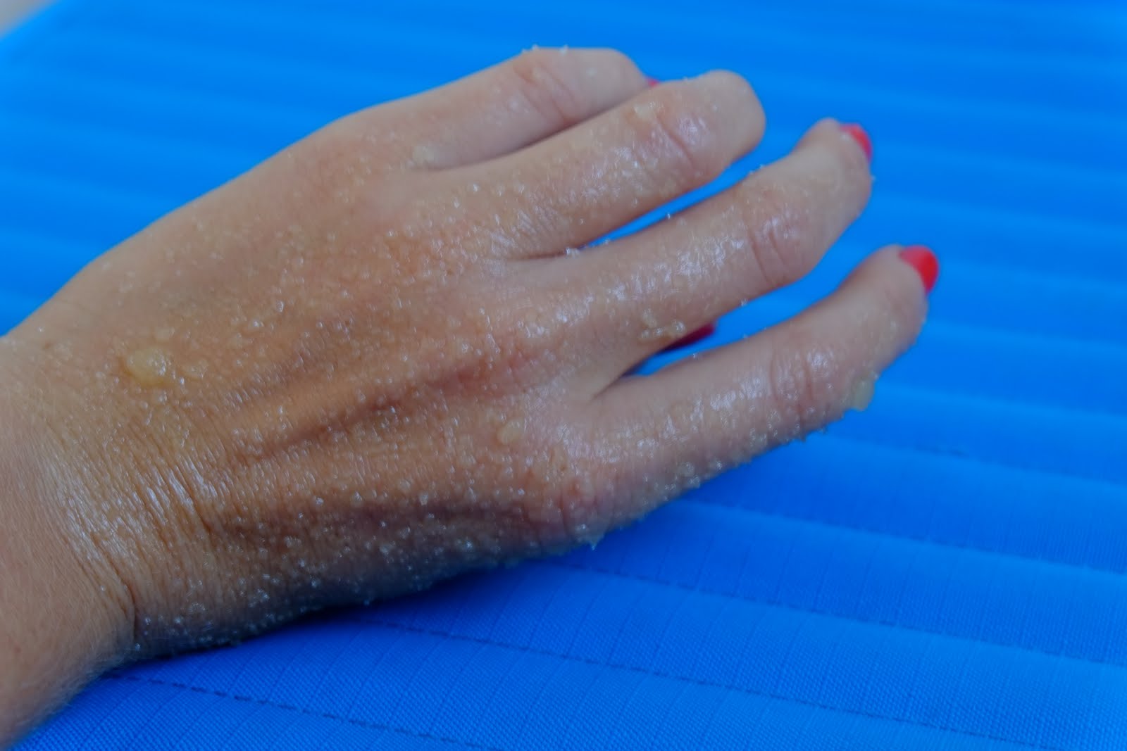 Lucia lifestyle: Domáci peeling a zábal na suché ruky