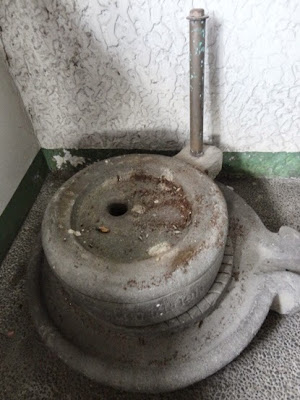 A FLY AND A FLEA: 331. Grind, Grind: HEIRLOOM STONE GILINGAN