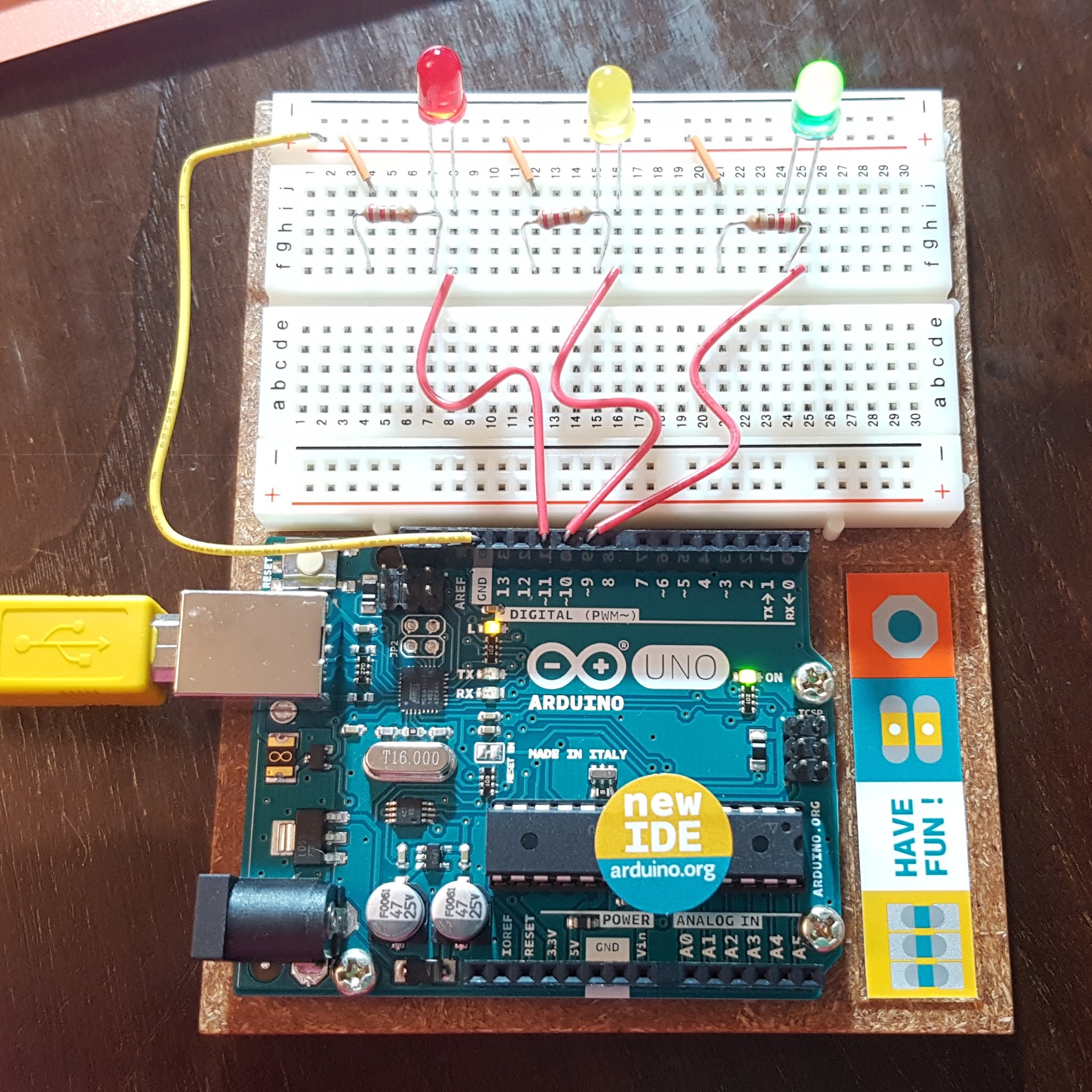 TECNOENSEÑANDO: Construcción de un modelo de semáforo con Arduino. (II)