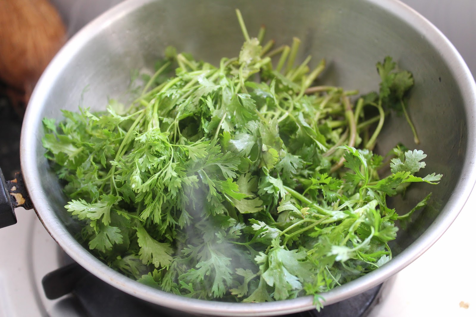 CORIANDER LEAVES CHUTNEY / KOTHAMALLI THUVAYAL