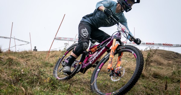 Becky Cook roza el podio en la primera ronda de las Enduro World Series ...