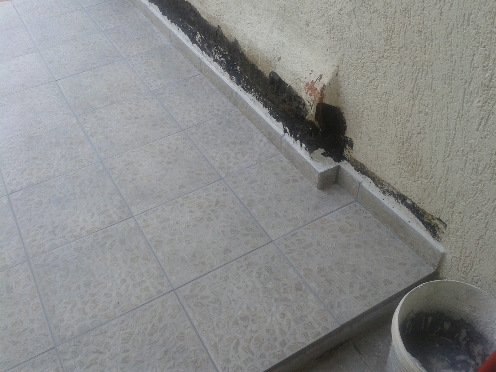 Ανακαινιζω Επισκευαζω: ΤΟΠΟΘΕΤΗΣΗ ΠΛΑΚΙΔΙΩΝ ΣΕ ΒΕΡΑΝΤΑ