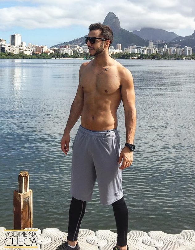 Ex-BBB Matheus só de sunga com volumão - Volume na Cueca