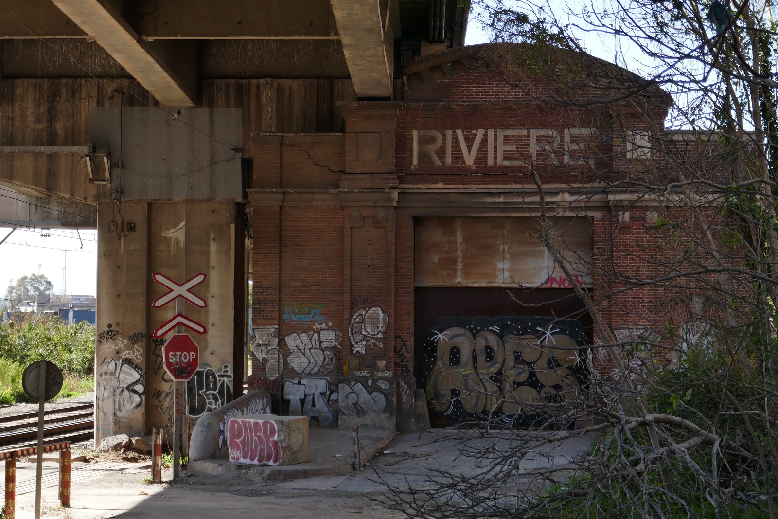 A Peu de carrer, fotodietari : El far de Montjuïc pel camí de Can Tunis