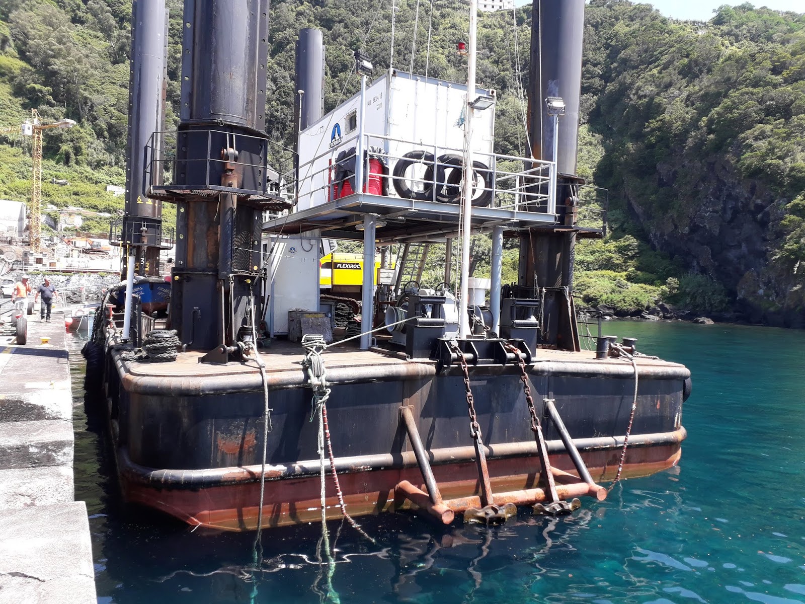 PORTO DA CALHETA: Tetrapode da Etermar no Porto da Calheta