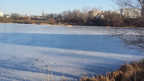 Замръзналото езеро в Дружба 1 (ВИДЕО+СНИМКИ)
