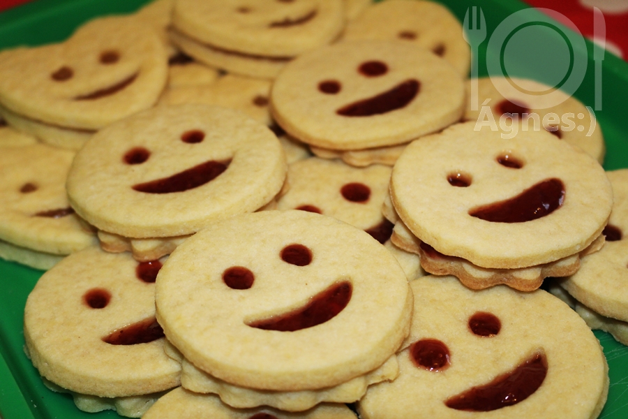 Ágnes:) szakácskönyve: Mosolygós linzerek - Cukros-diós linzervirág ...